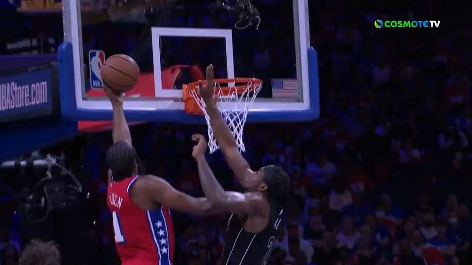 Ο Χάρντεν δέχθηκε δύο τάπες σε τρία lay up και αστόχησε στο τρίτο ...